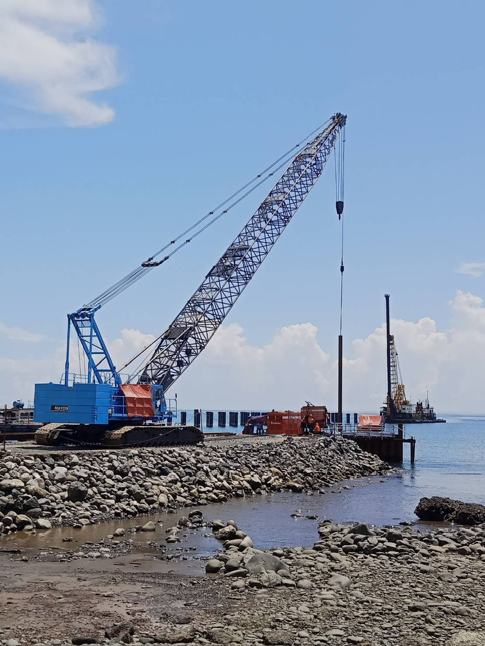 Heavy Lifting Solutions: 150T Crawler Crane Supports Mauban Jetty Port ...