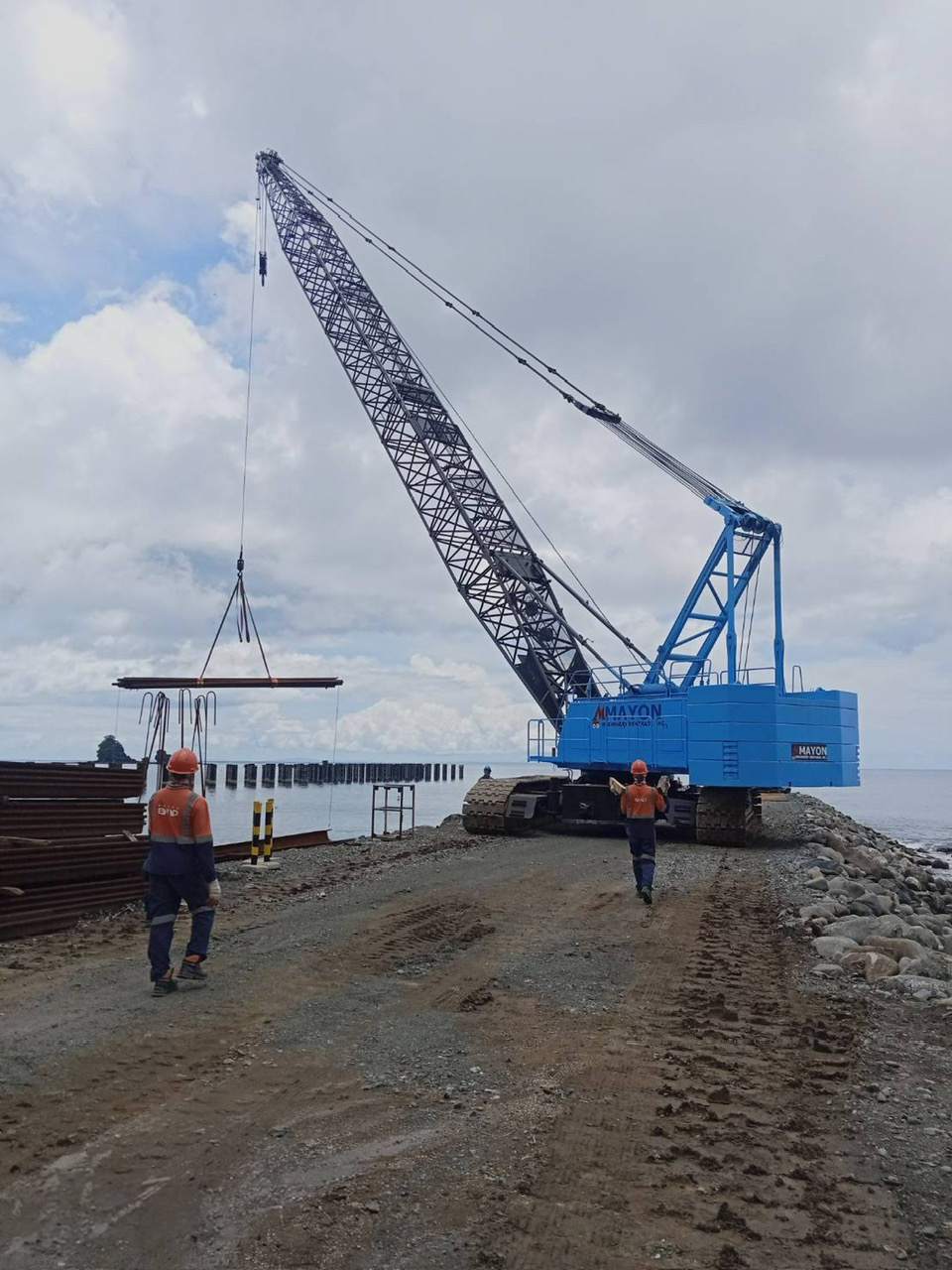 Heavy Lifting Solutions: 150T Crawler Crane Supports Mauban Jetty Port ...